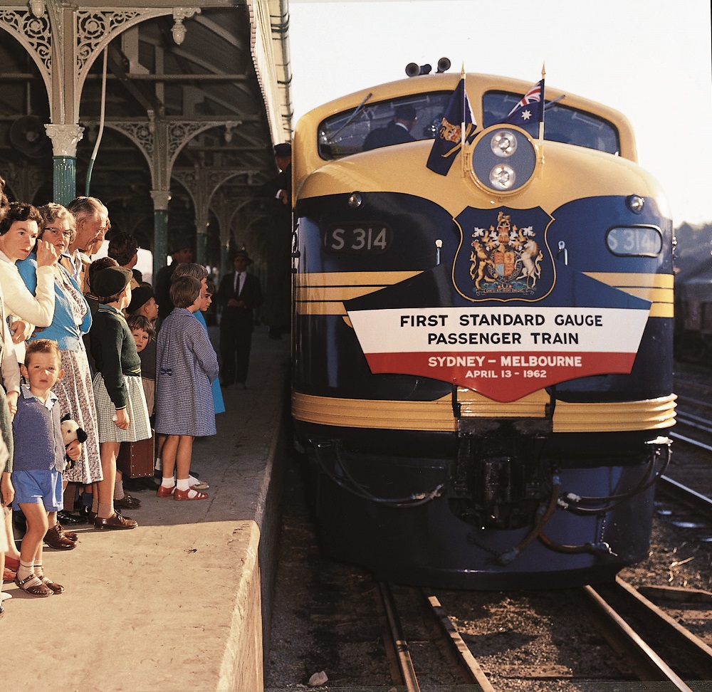 Victorian Railways, The Spirit of Blue & Gold by Nick Anchen ...