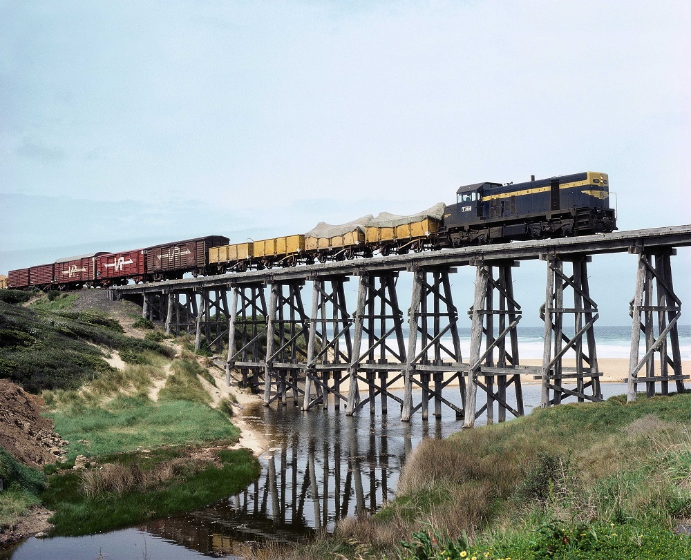 Victorian Railways, The Spirit of Blue & Gold by Nick Anchen ...
