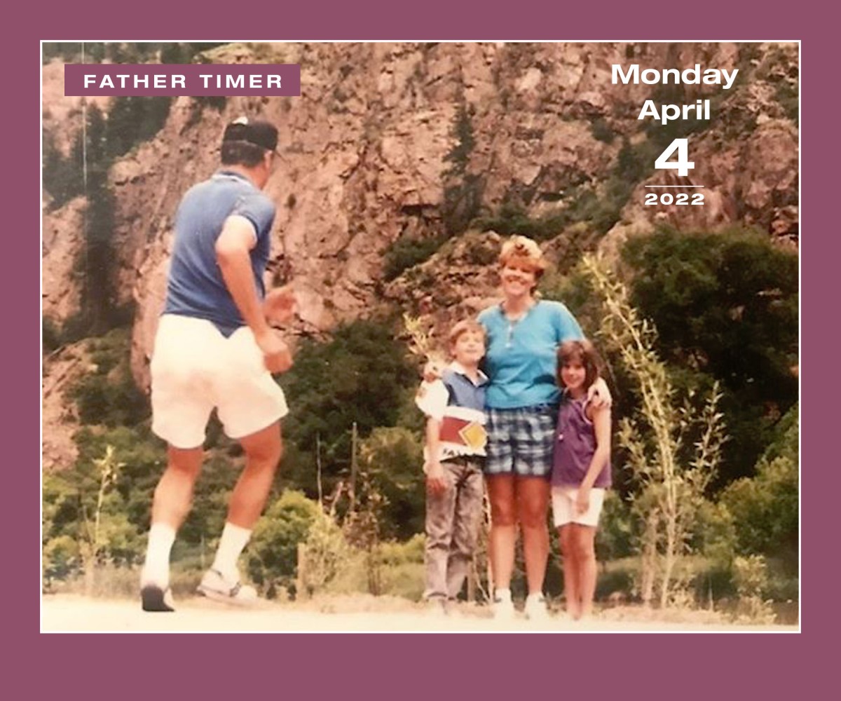 Awkward Family Photos - 2022 Daily Desk Calendar by Mike Bender ...